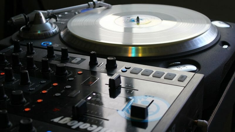 Do DJs Still Use Vinyl? Old vs New - DJ Music Geek